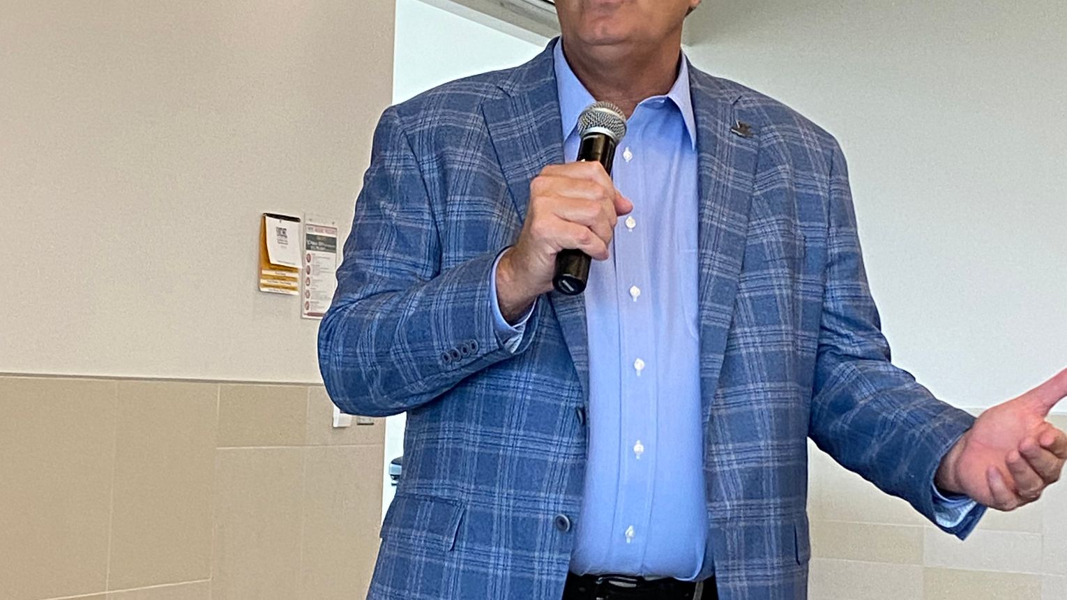 GRAVELL SPEAKS AT CHAMBER LUNCHEON SEPT. 14